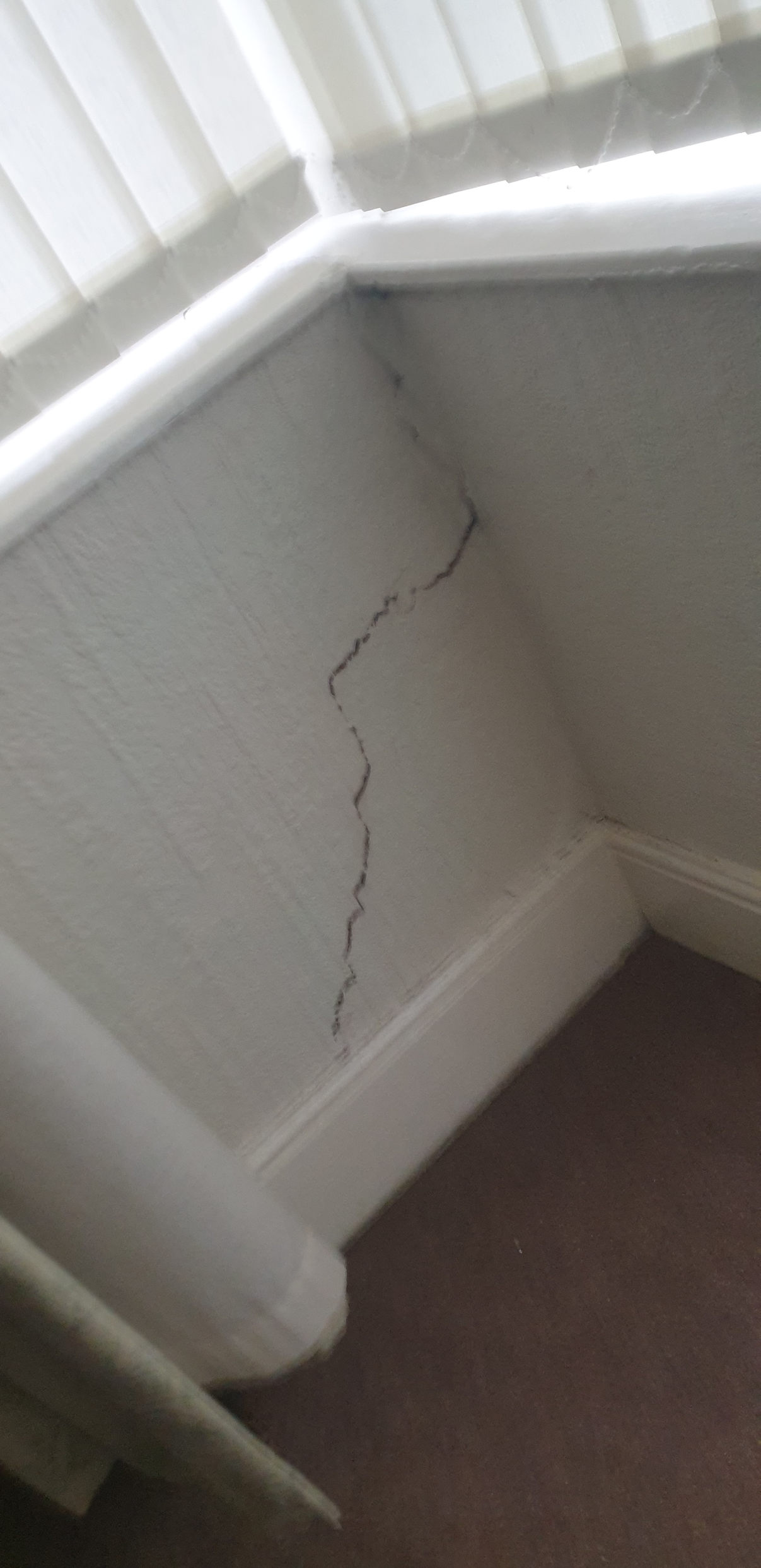 Bay window crack Help — MoneySavingExpert Forum