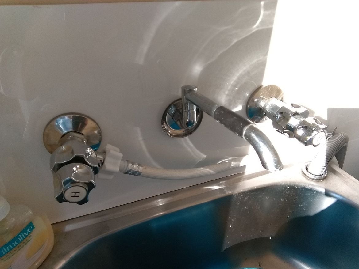 How to change a washer in a double laundry tap? - Bunnings Workshop ...